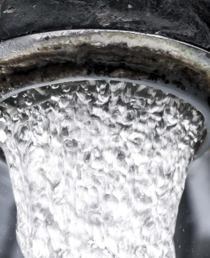 Tratamiento de agua contra la cal en tuberías y máquinas